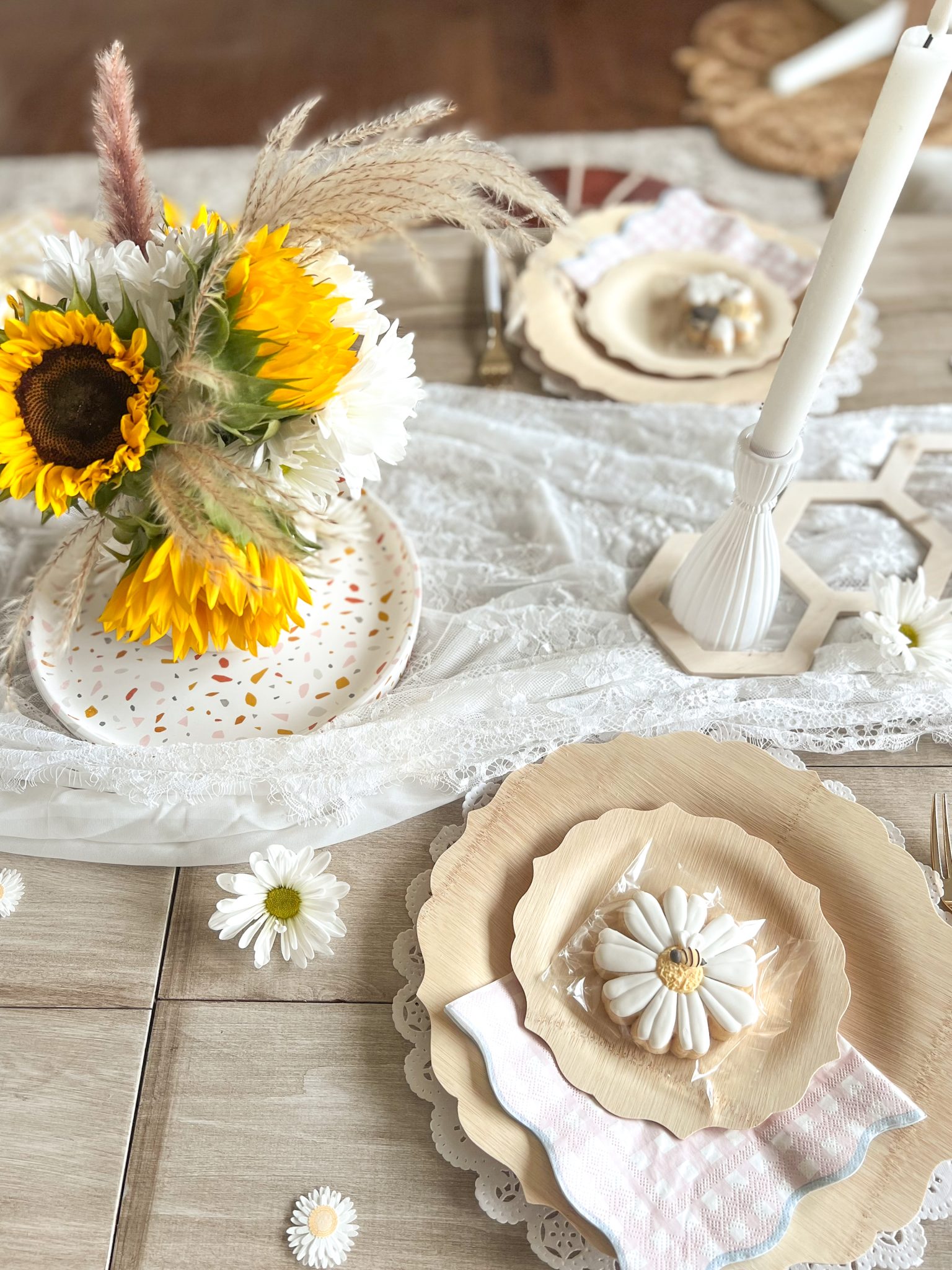 Layla's FIRST BEE DAY | One Year Old Birthday Party | Planning & DIY ...