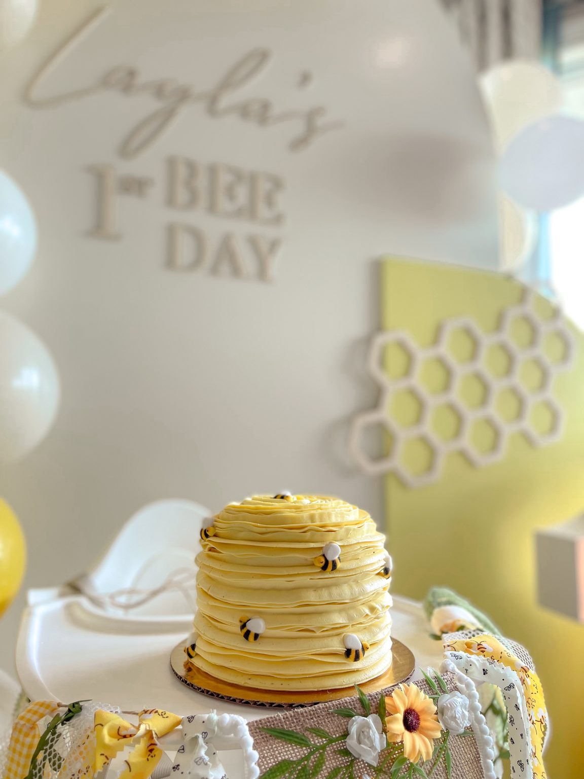 Layla's FIRST BEE DAY | One Year Old Birthday Party | Planning & DIY ...