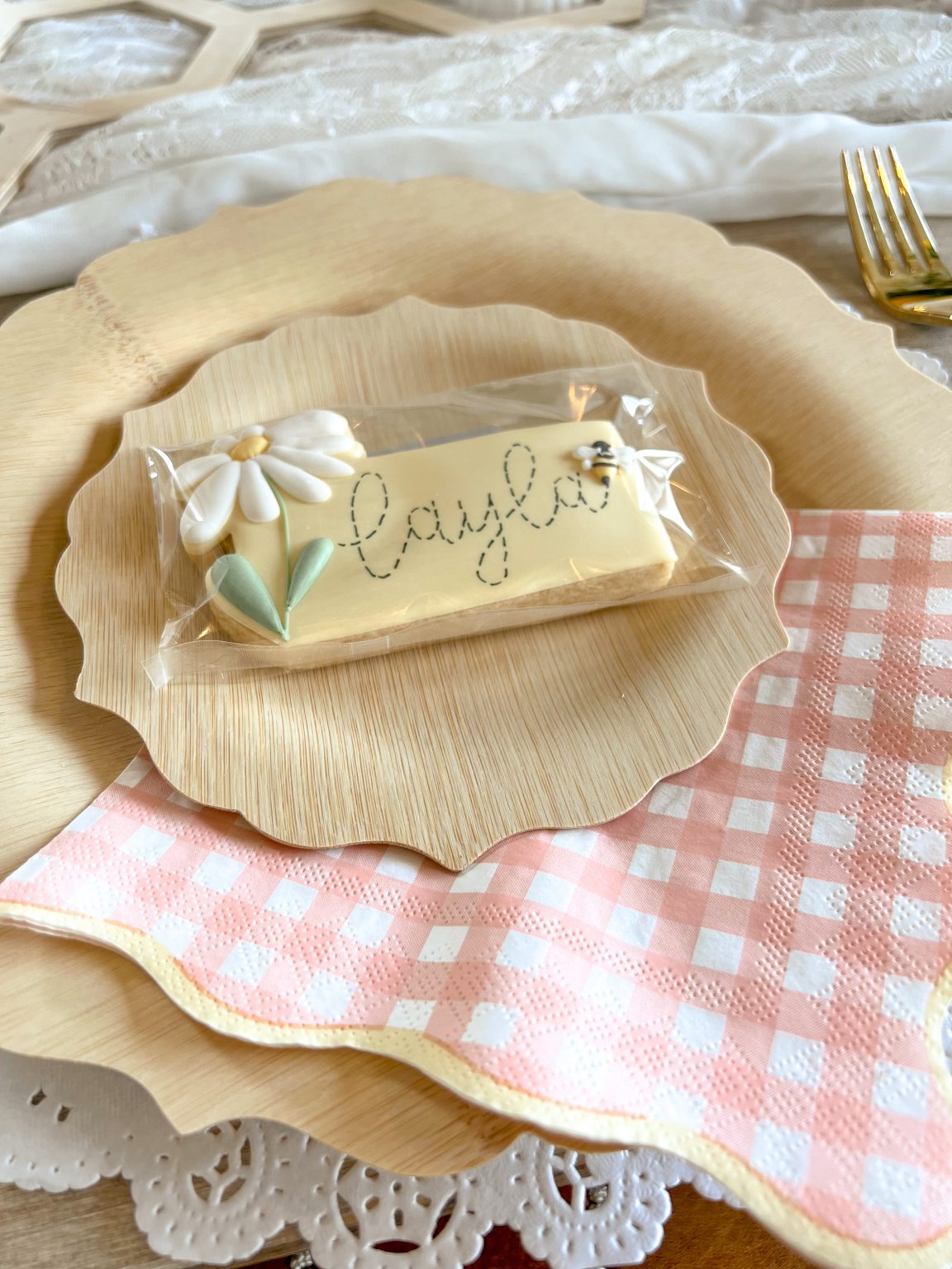 Layla's FIRST BEE DAY | One Year Old Birthday Party | Planning & DIY ...